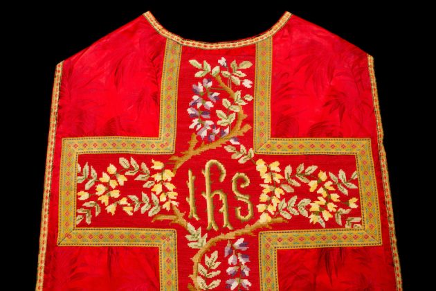 Anglicans or aliens: Priests ponder the wearing of vestments - Anglican ...